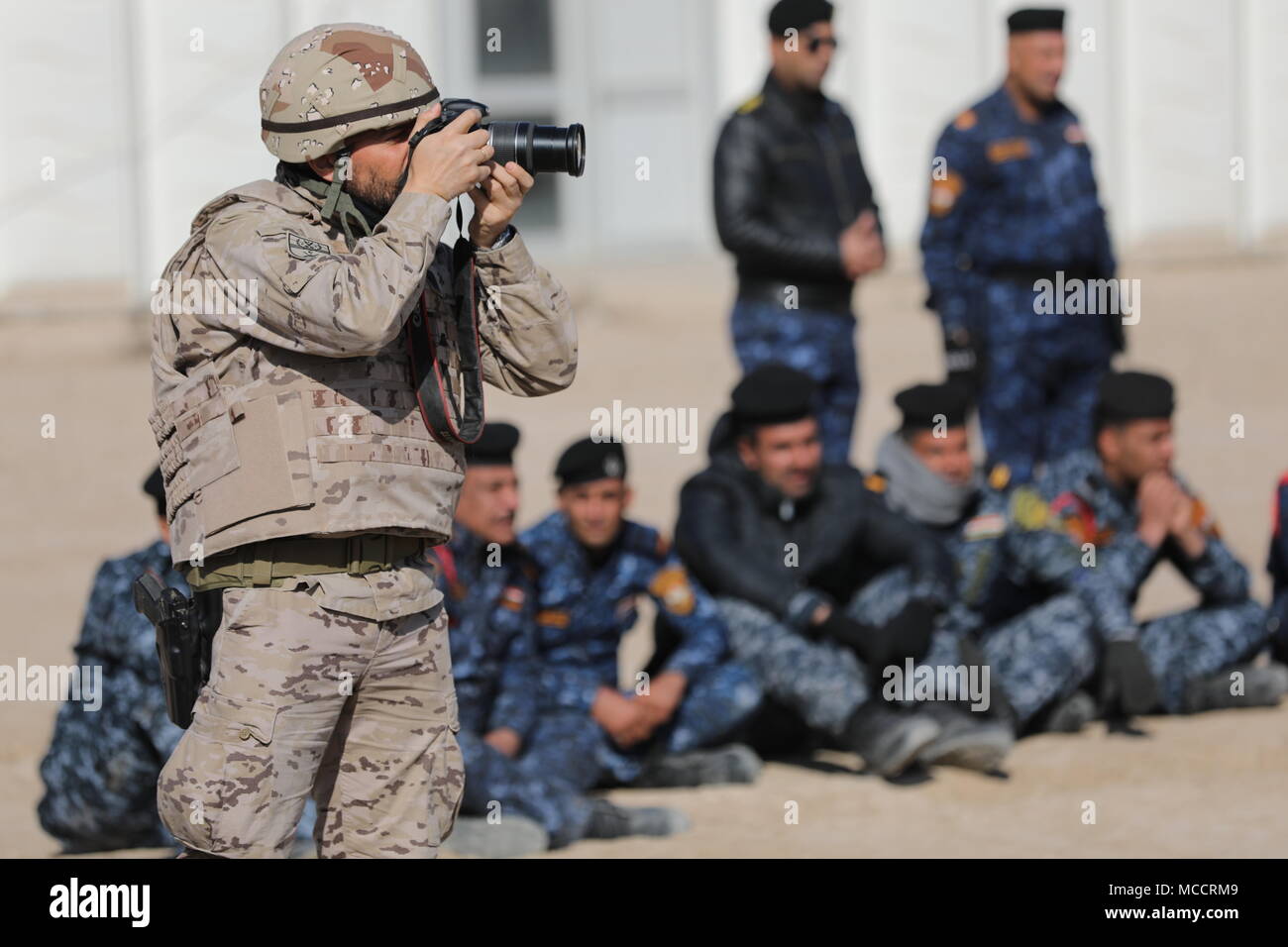 A Spanish army photographer documents Iraqi Federal Police member ...