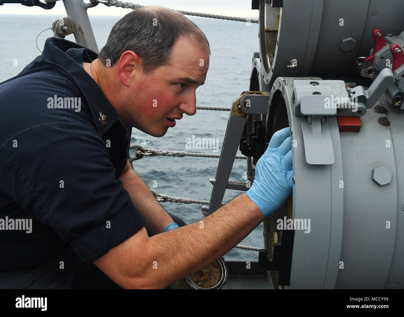 180210-N-FN963-0026 PACIFIC OCEAN (Feb. 9, 2018) Sonar Technician ...