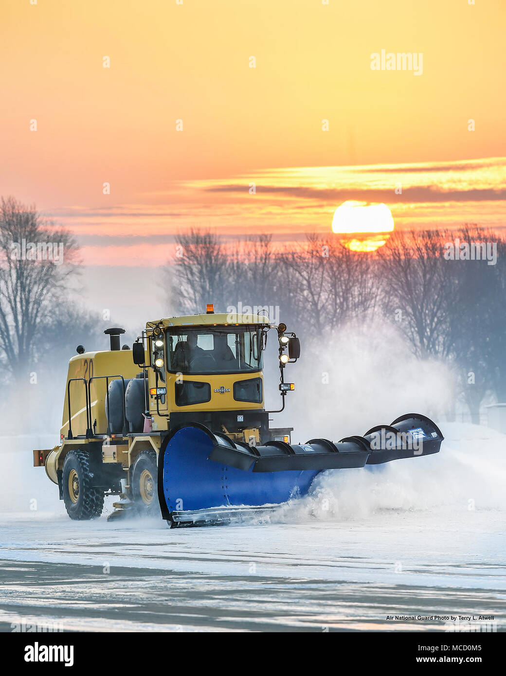 Runways and airfield ramps hi-res stock photography and images - Alamy