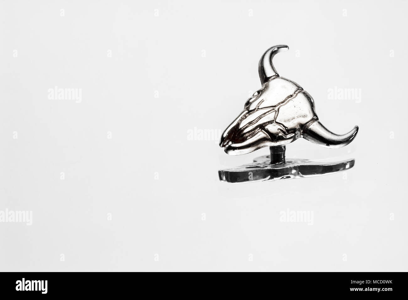 Bull skull hi-res stock photography and images - Alamy