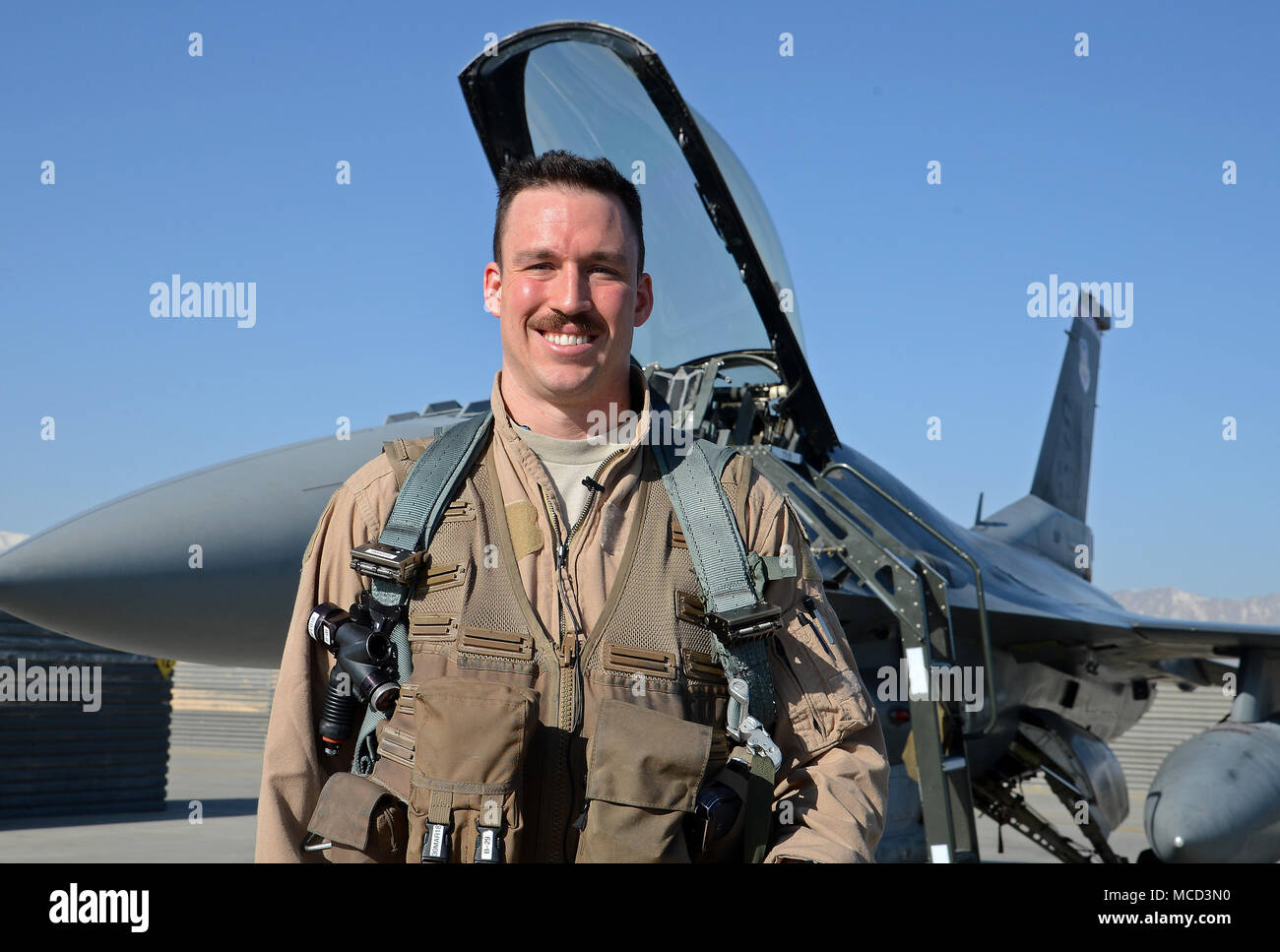 ”Slapshot”, 77th Expeditionary Fighter Squadron F-16 Fighting Falcon ...
