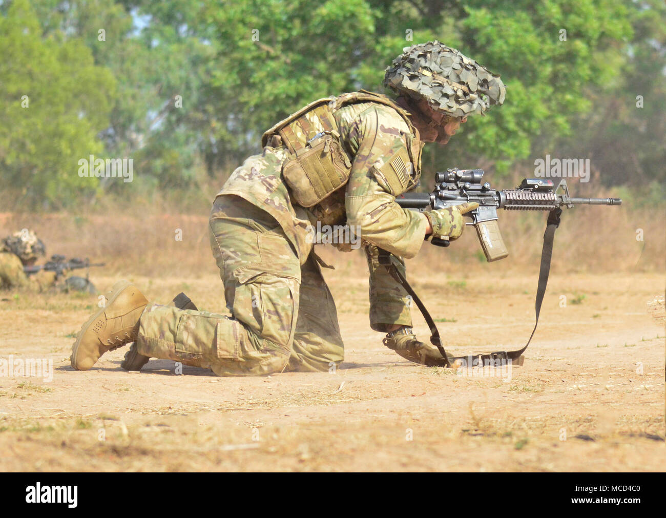 Royal Thai Army Lt. Anuphong Insom, from Nakenphanom, left, and U.S ...