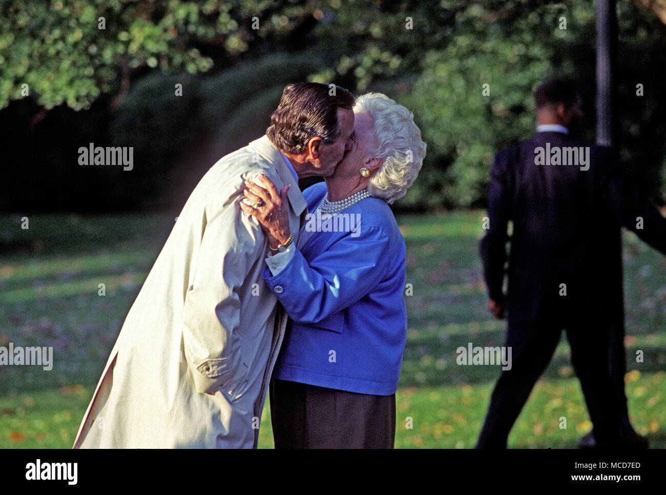 U s president george bush kisses hi-res stock photography and images ...