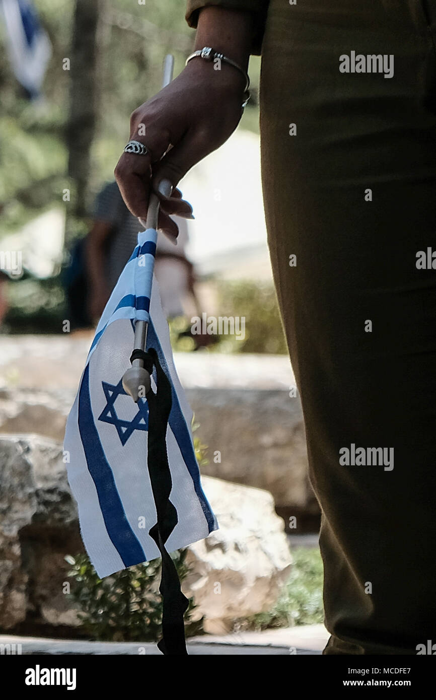Jerusalem, Israel. 16th April, 2018. IDF soldiers place Israeli flags ...