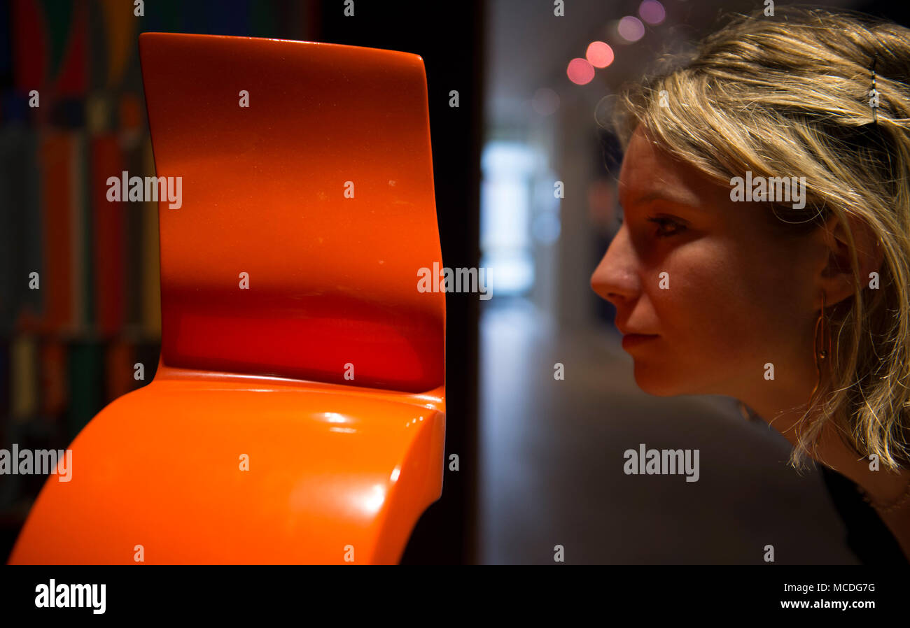 Red heech by parviz tanavoli hi-res stock photography and images - Alamy