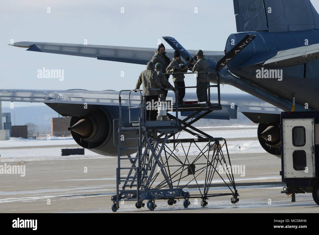 Drogue refueling basket hi-res stock photography and images - Alamy
