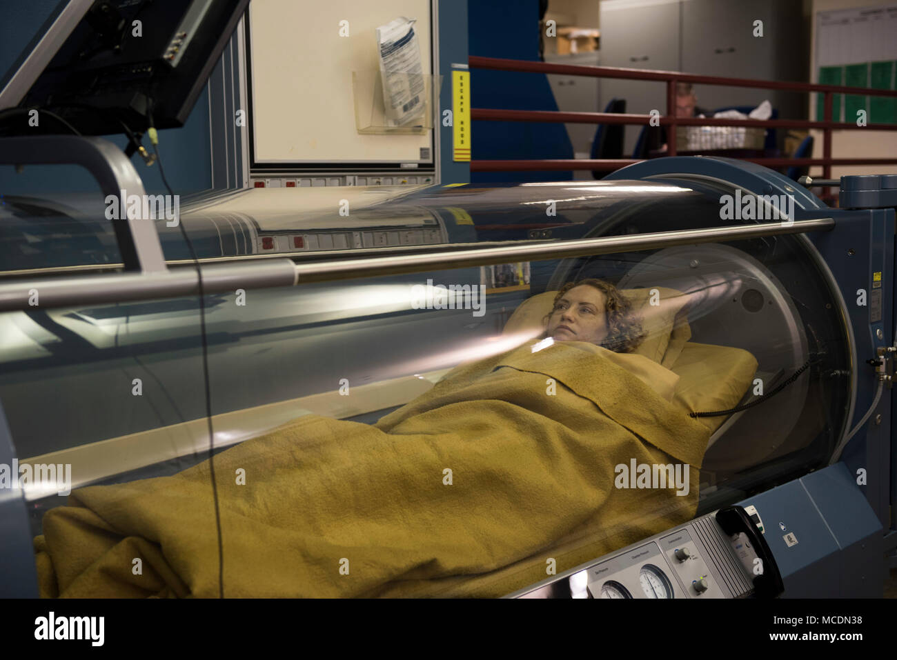 Monoplace hyperbaric chamber hi-res stock photography and images - Alamy