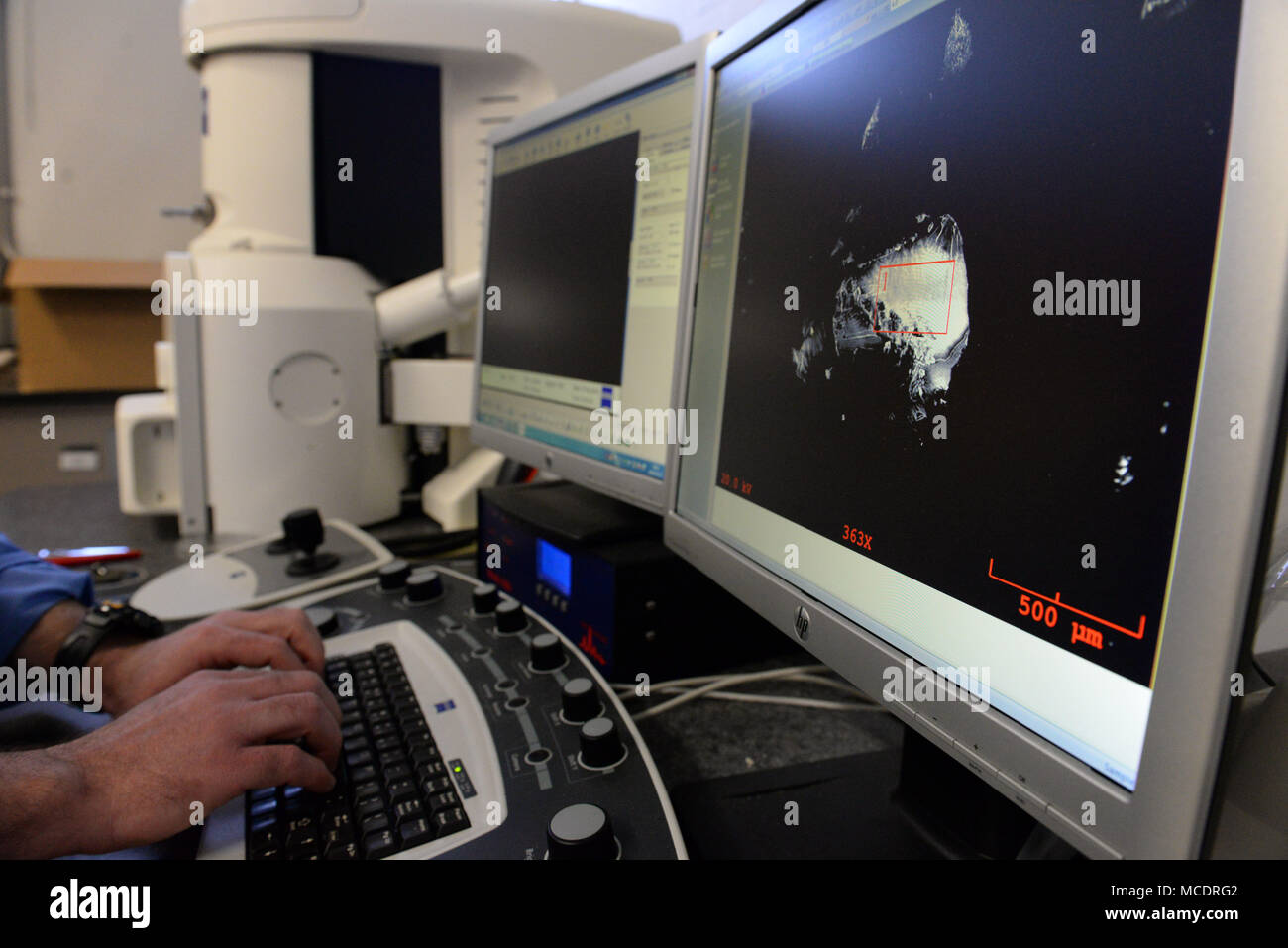 Scanning electron microscope lab hi-res stock photography and images ...