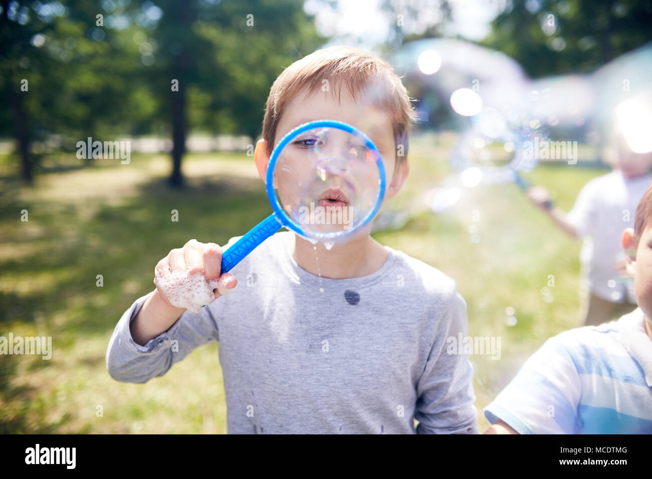 Kids playing bubbles park hi-res stock photography and images - Alamy
