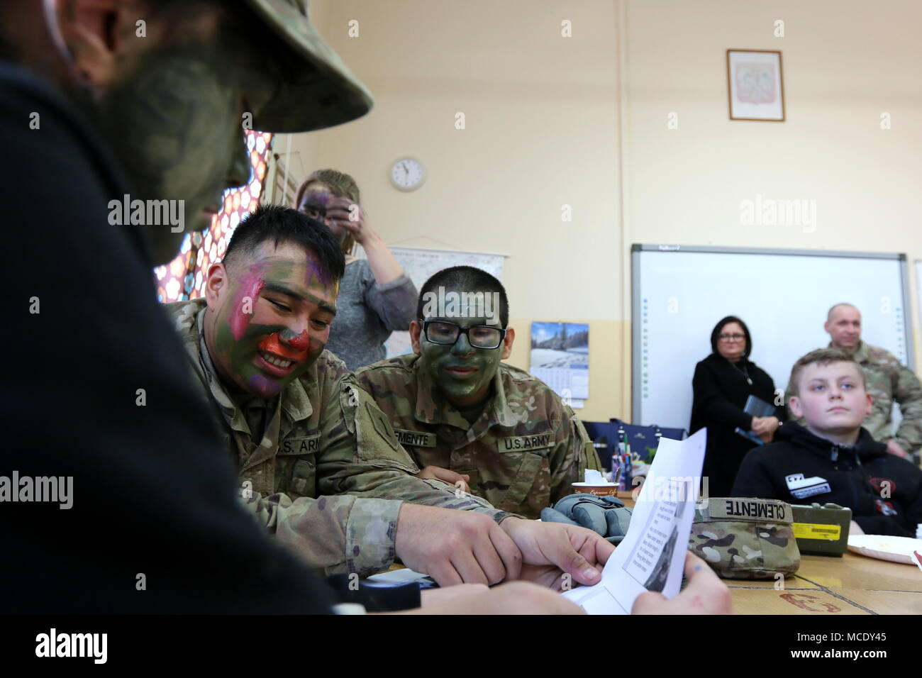 Pvt. 1st Class Adrian Maldonado and Pvt. Angel Clemente, radio retrans ...
