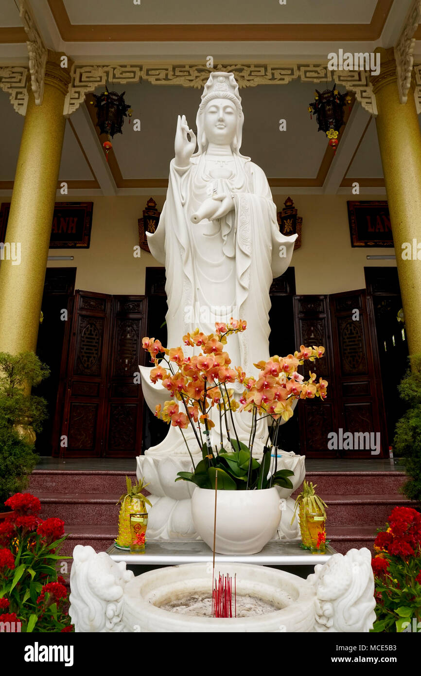 Chinese lady standing hi-res stock photography and images - Alamy