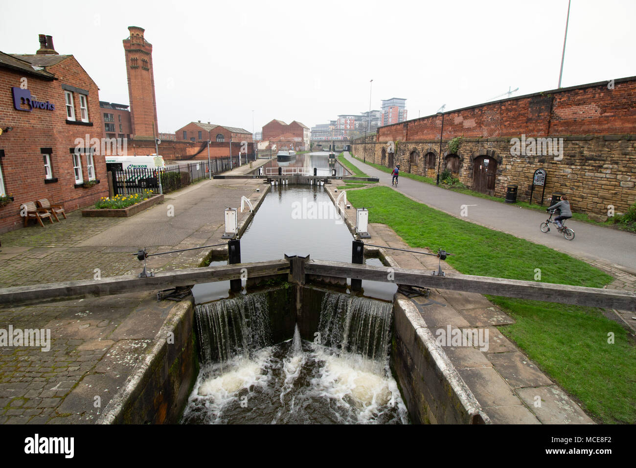 Leeds liverpool canal cycling hi-res stock photography and images - Alamy