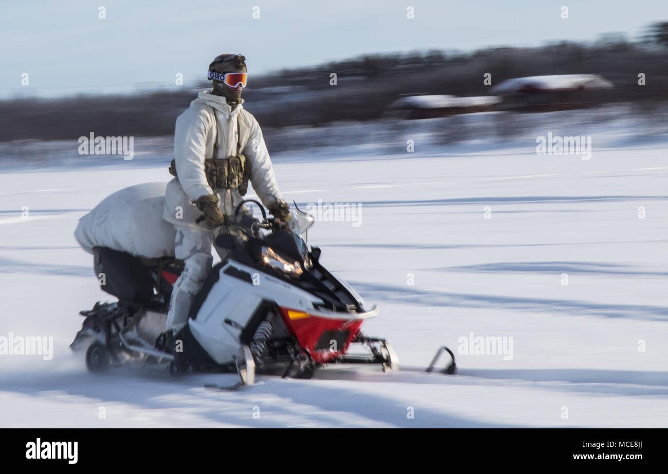 A U.S. Army Special Forces Soldiers assigned to the 10th Special Forces ...