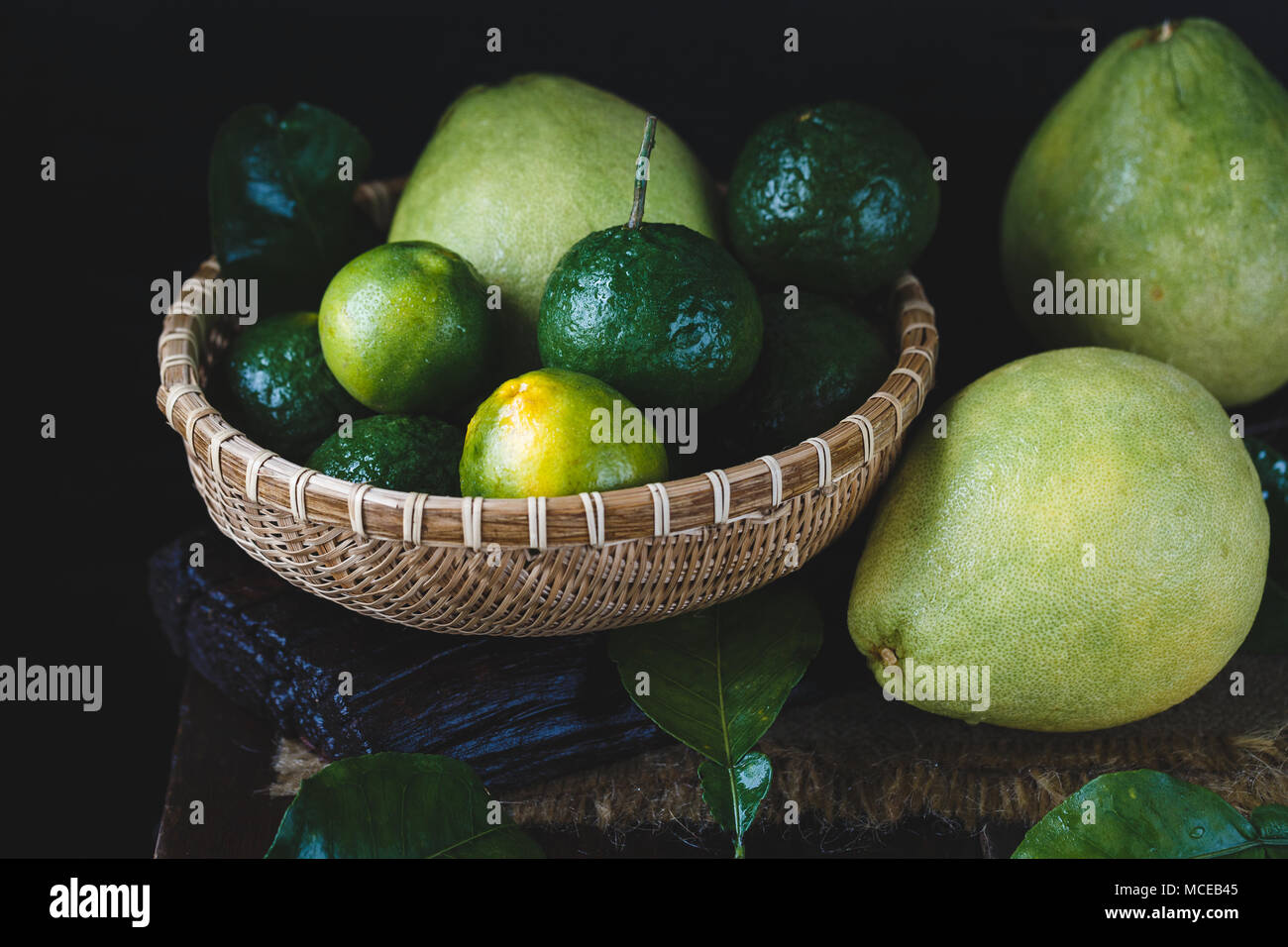 Pomelos hi-res stock photography and images - Alamy