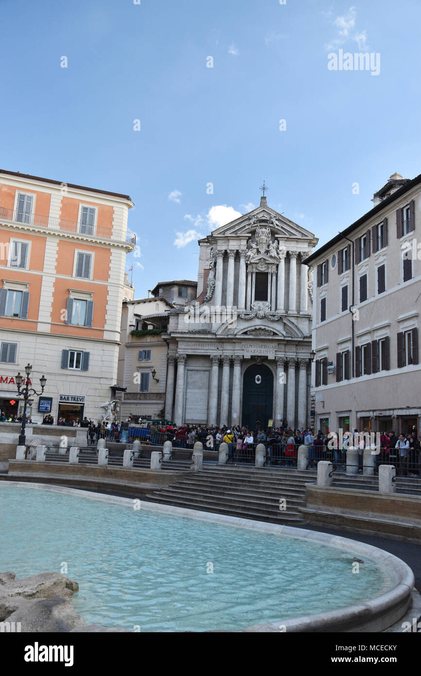 Looking on to the crowds at Trevi Fountain, Piazza di Trevi, Rome ...