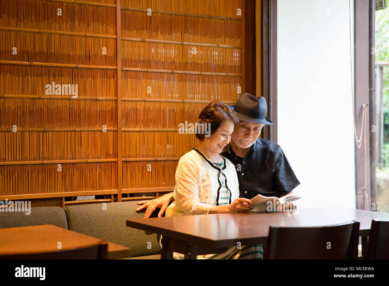 Pair reading books hi-res stock photography and images - Alamy