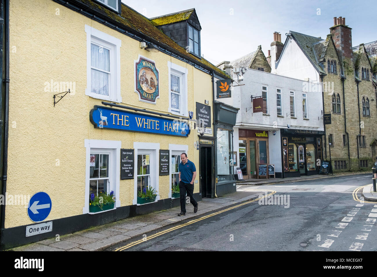 Quiet street scene historic buildings hi-res stock photography and ...