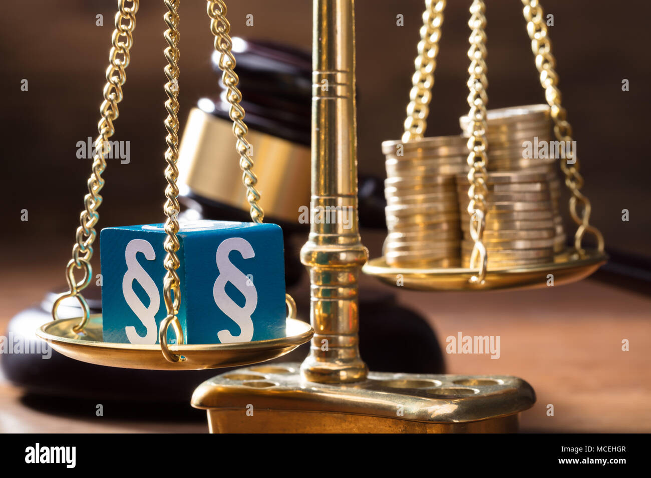 Scale of justice hi-res stock photography and images - Alamy