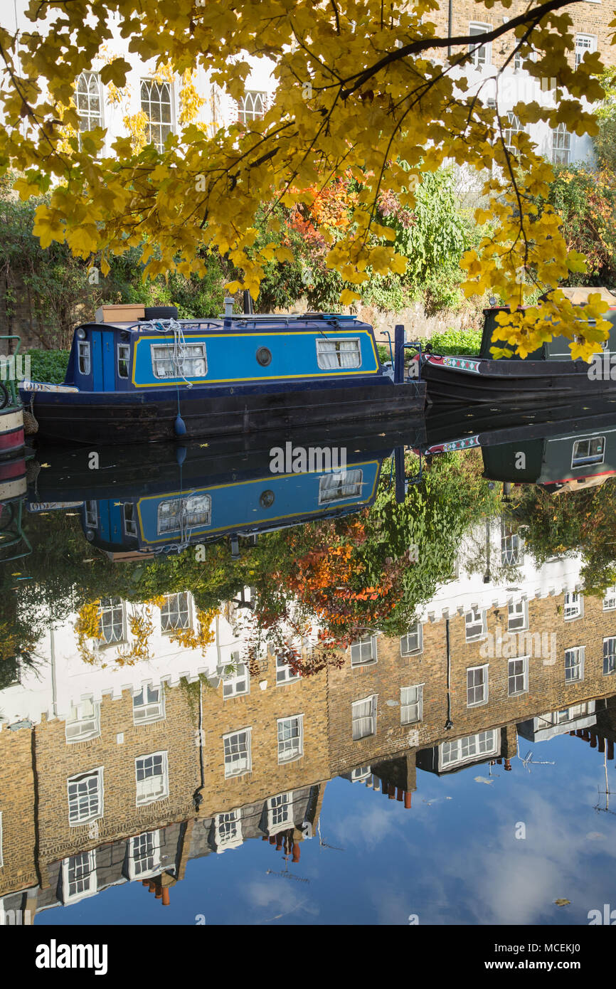 Narrowboat son the Regent's Canal amid a blaze of autumn colour in ...