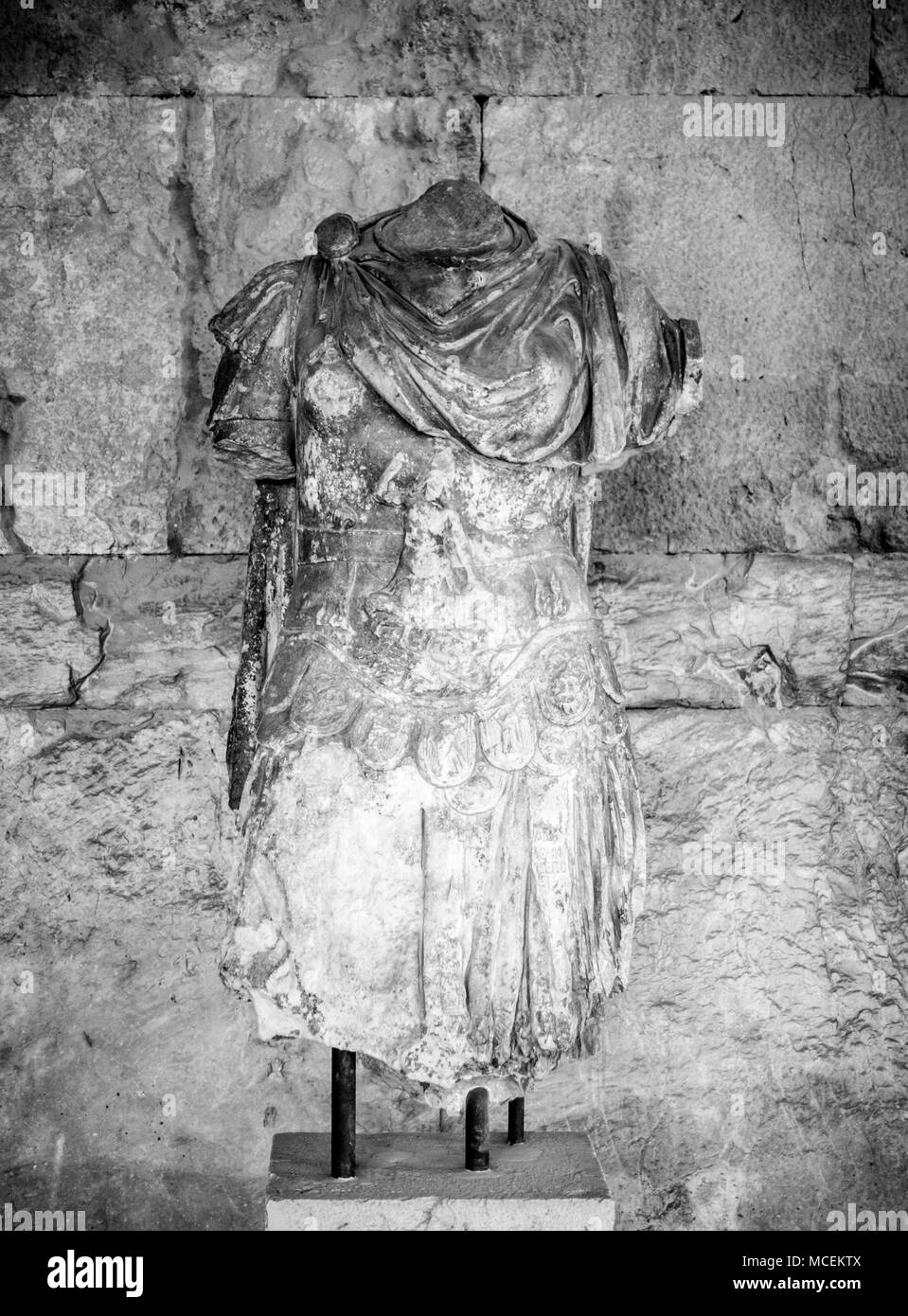 Broken greek statue hi-res stock photography and images - Alamy