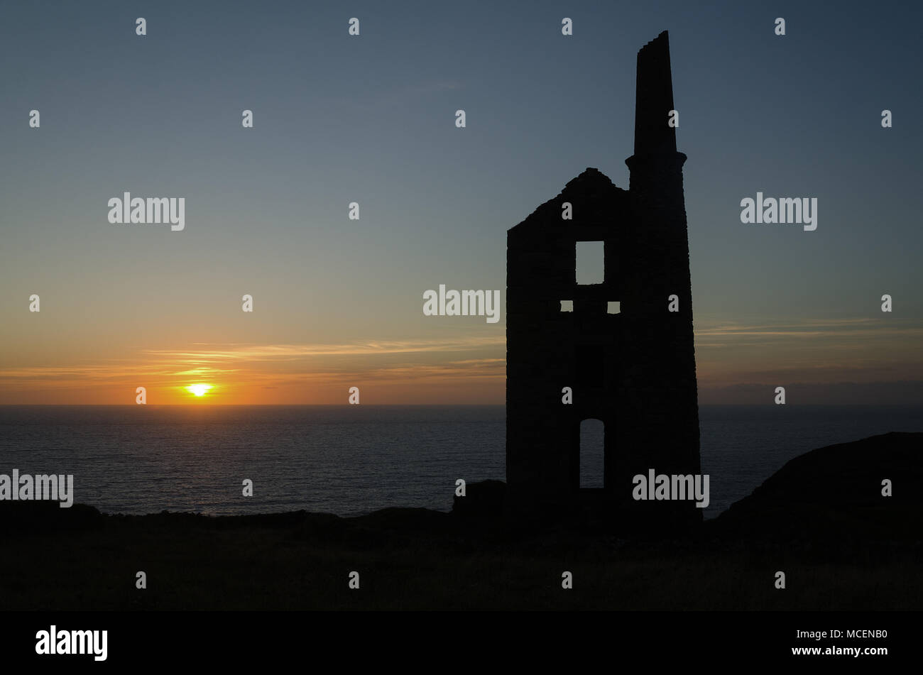 Cornwall engine house sunset hi-res stock photography and images - Alamy