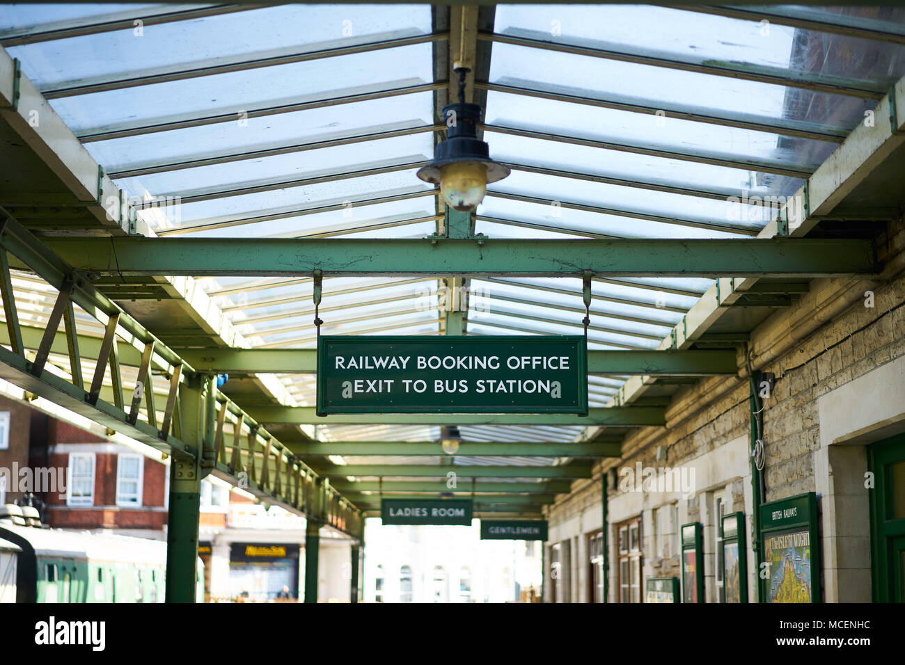 Bournemouth railway station platform hi-res stock photography and ...