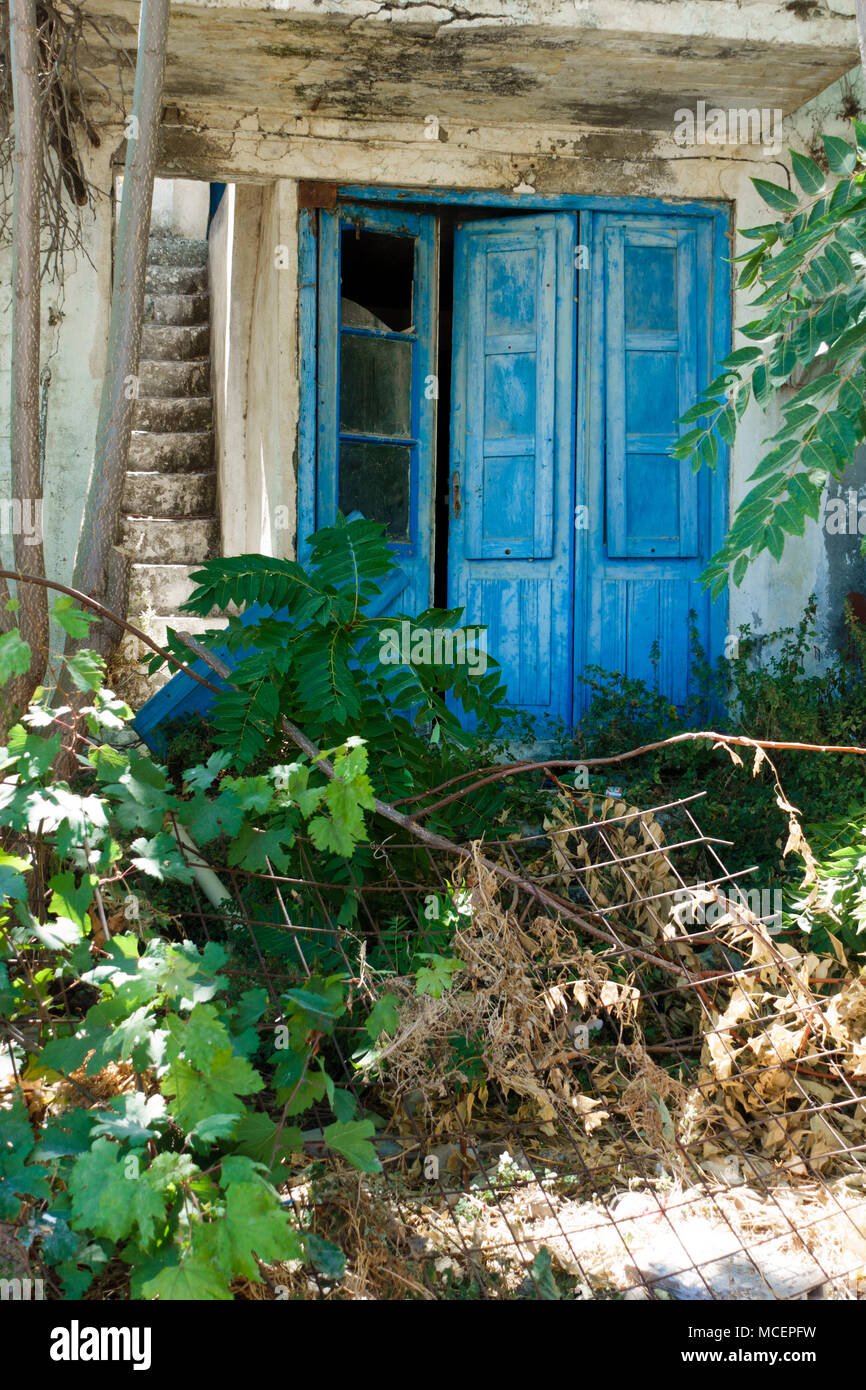 Destruction ruined damaged building exterior hi-res stock photography ...