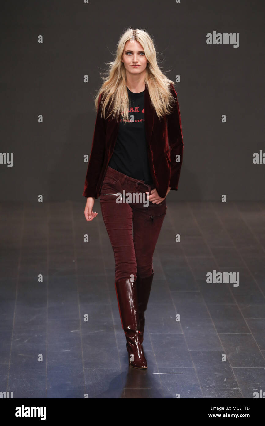 Los Angeles Womenswear Fall/Winter 2018/2019 - SIWY Denim - Catwalk at ...