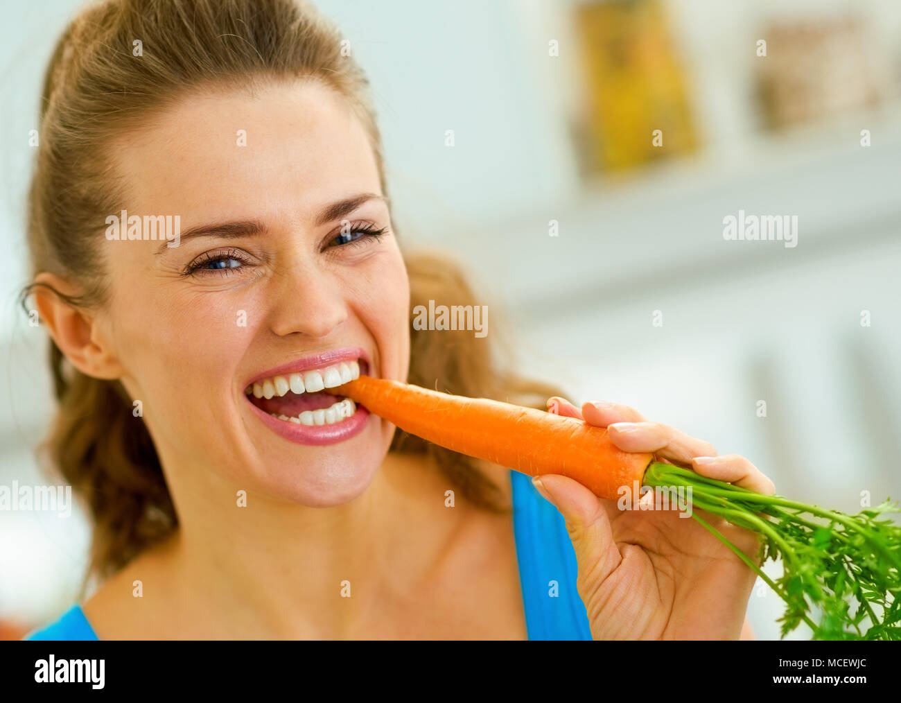 Young woman eating carrot hi-res stock photography and images - Alamy