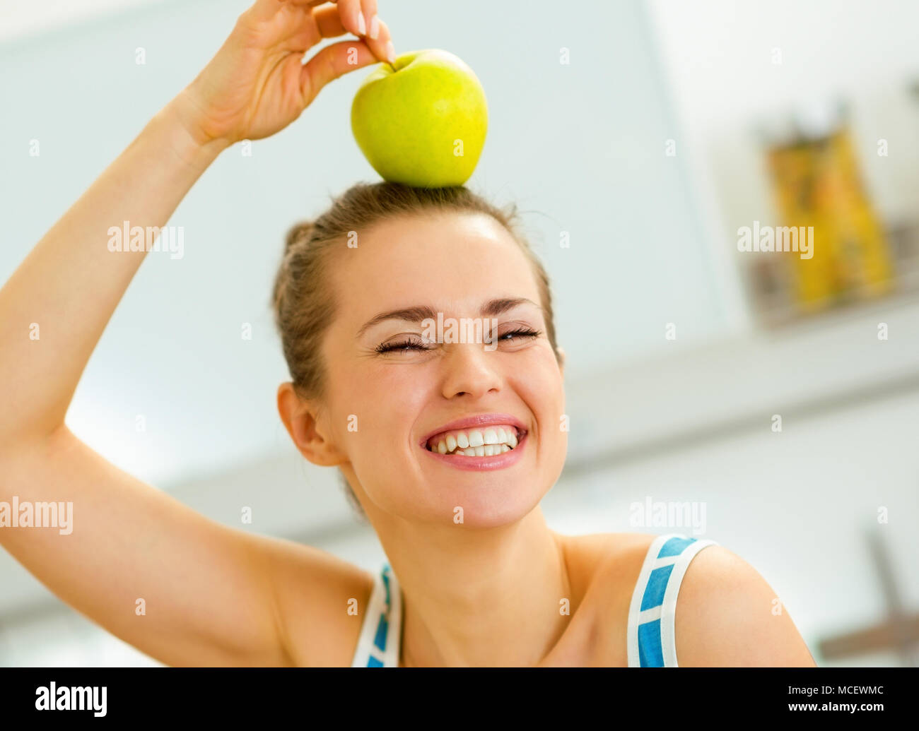 An apple on head hi-res stock photography and images - Alamy