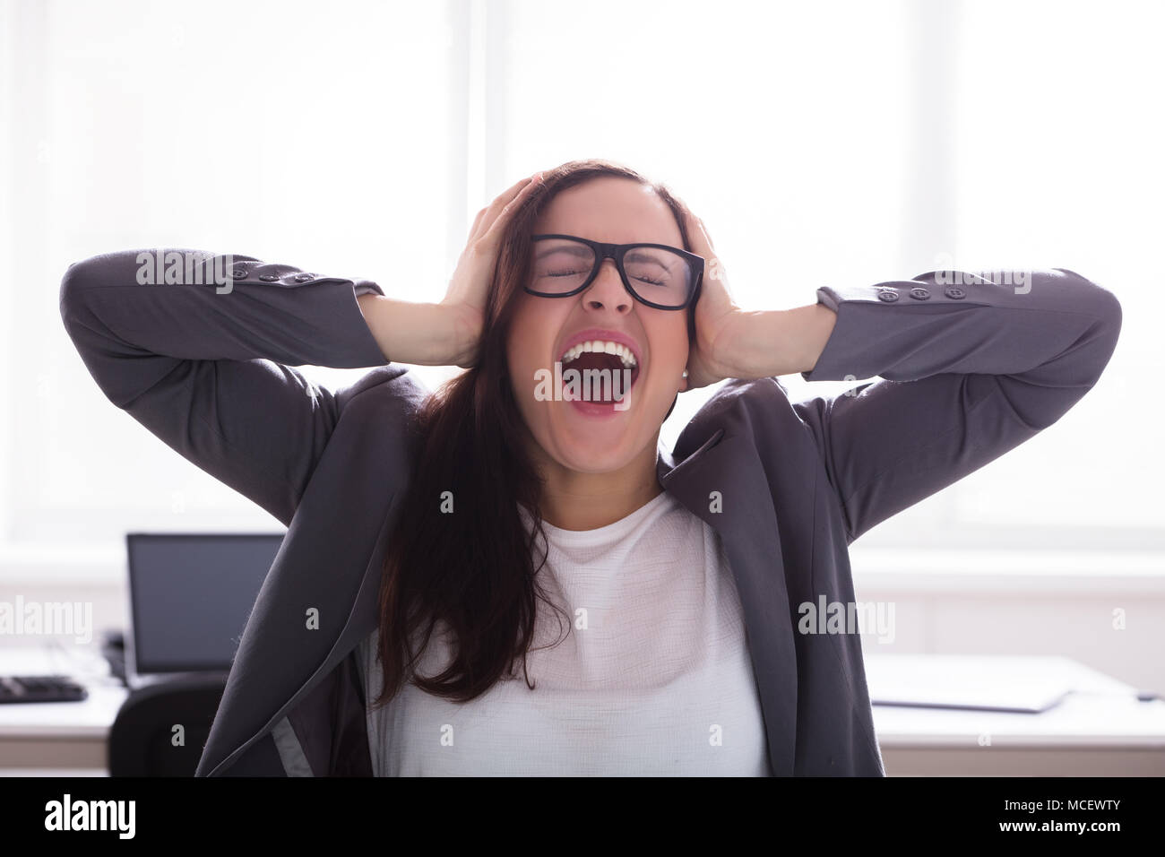 Expression Female Headache Pain Scream Screaming High Resolution Stock ...