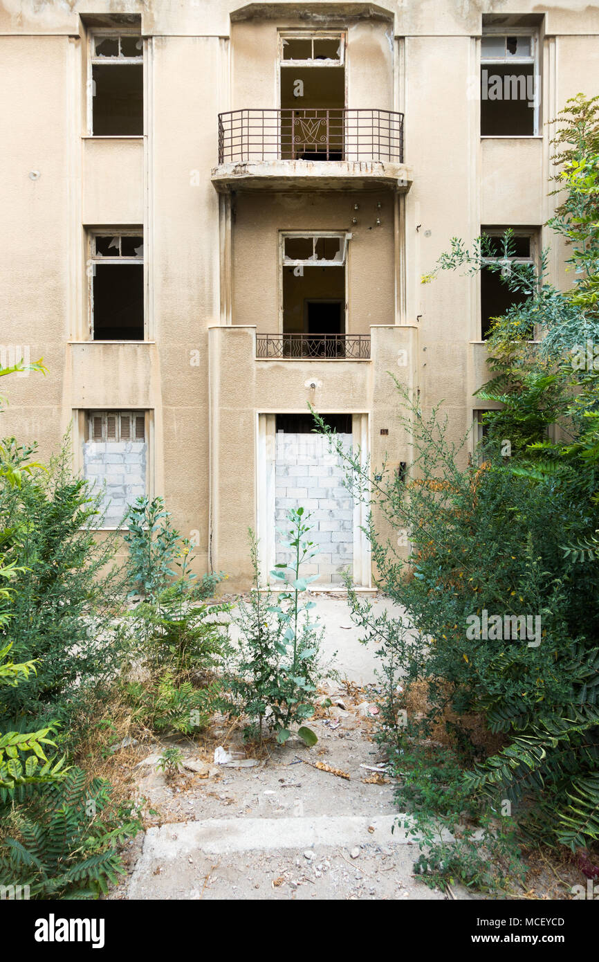 Run down building exterior hi-res stock photography and images - Alamy