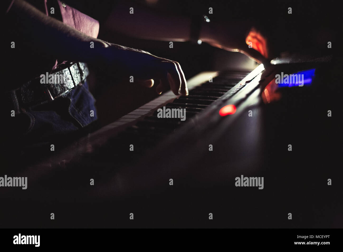 Synthesizer keyboard hi-res stock photography and images - Alamy