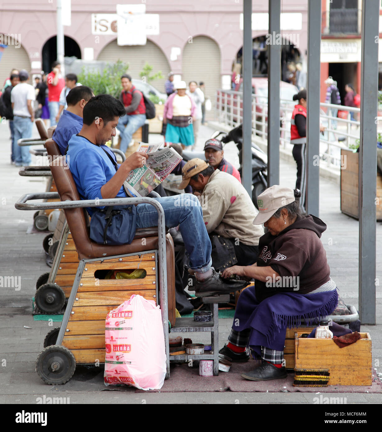 Shoe shine workers hi-res stock photography and images - Alamy