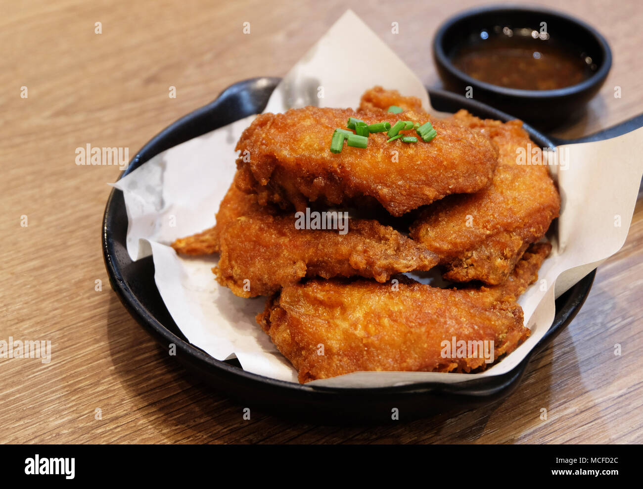 fried chicken wing stack in the black pan Stock Photo - Alamy