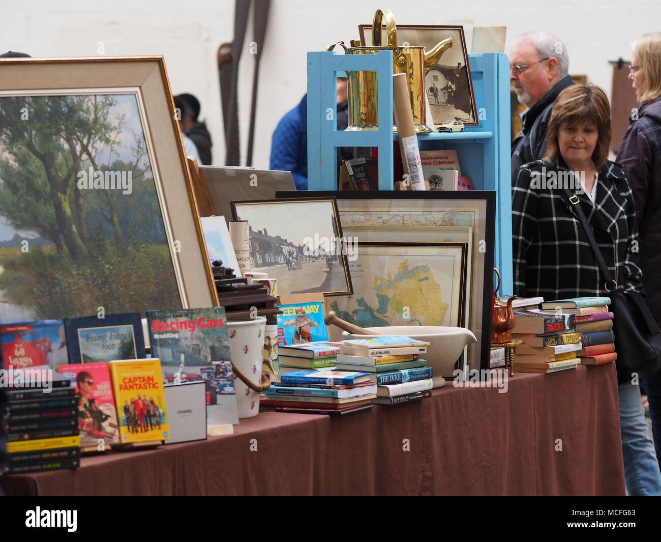 Antiques and militaria market hi-res stock photography and images - Alamy