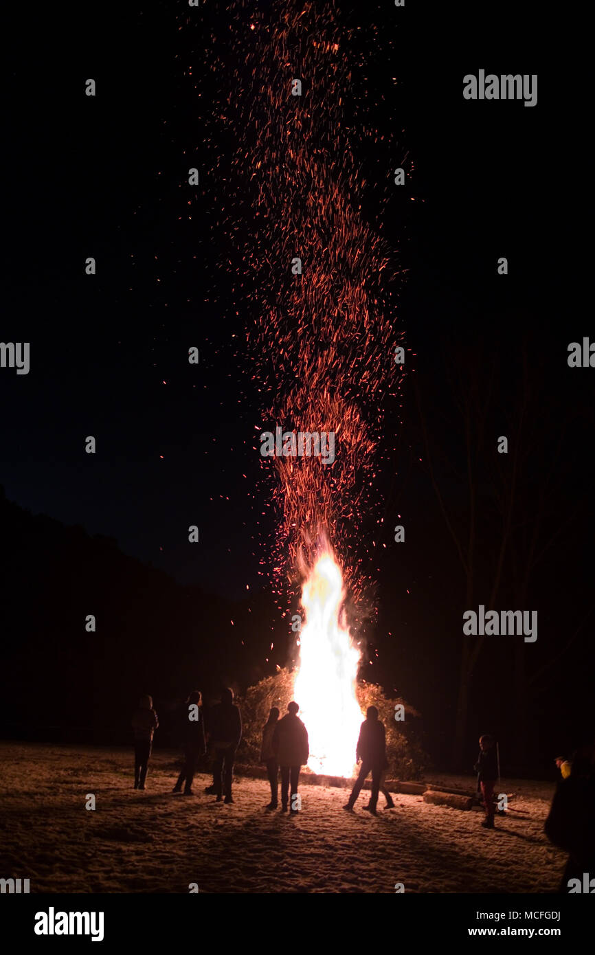 People standing around bonfire hi-res stock photography and images - Alamy