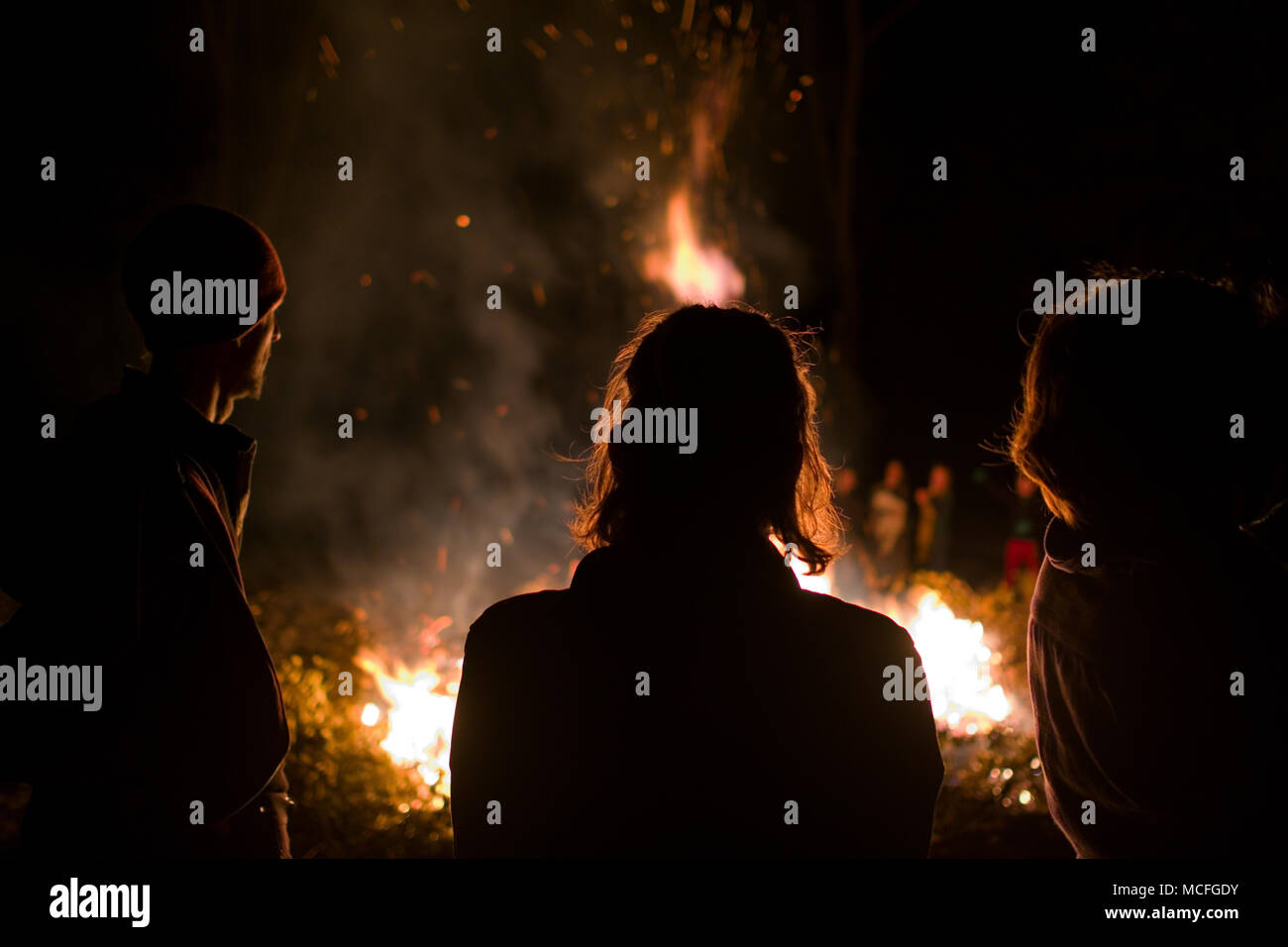Men around the fire at night hi-res stock photography and images - Alamy