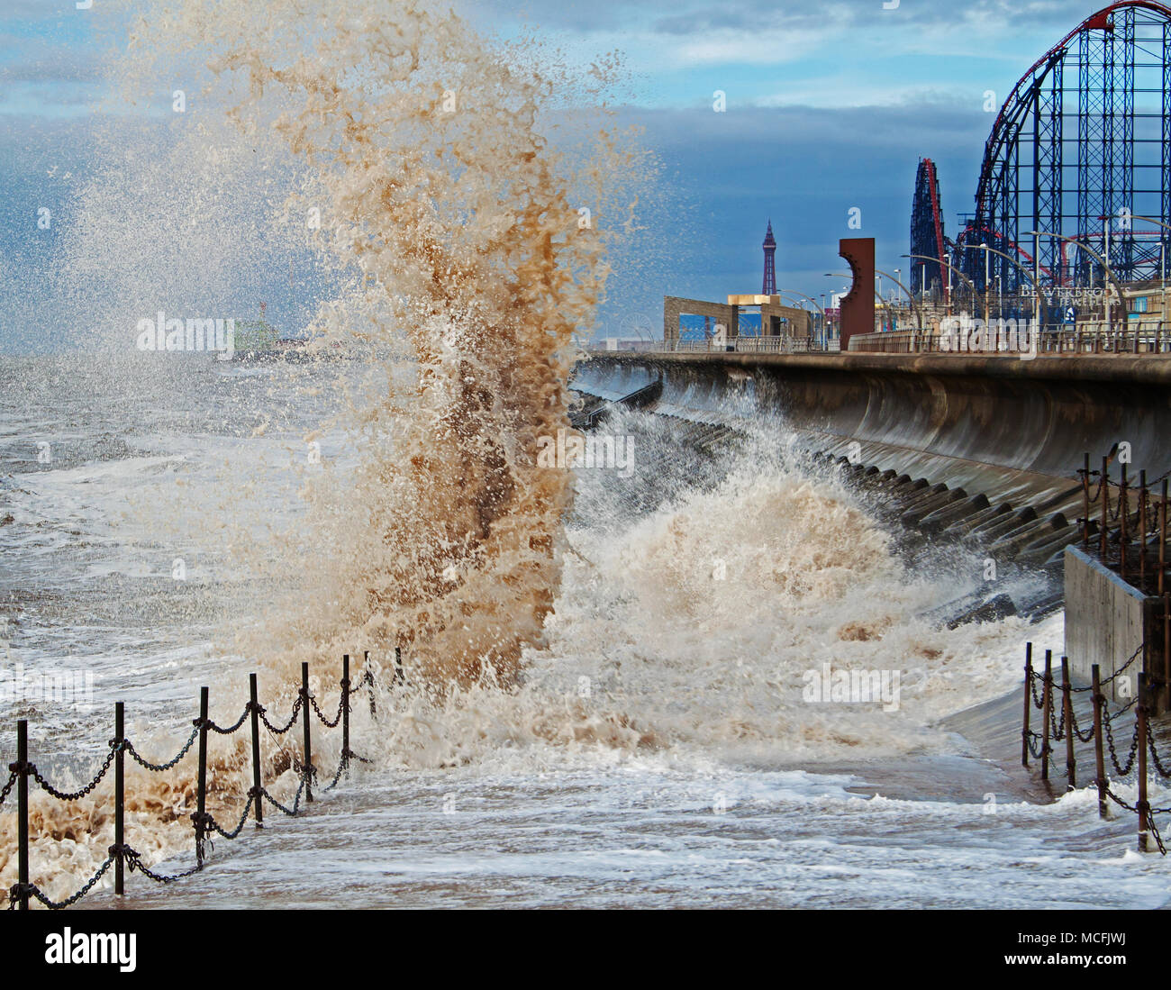 Big water splash hi-res stock photography and images - Alamy