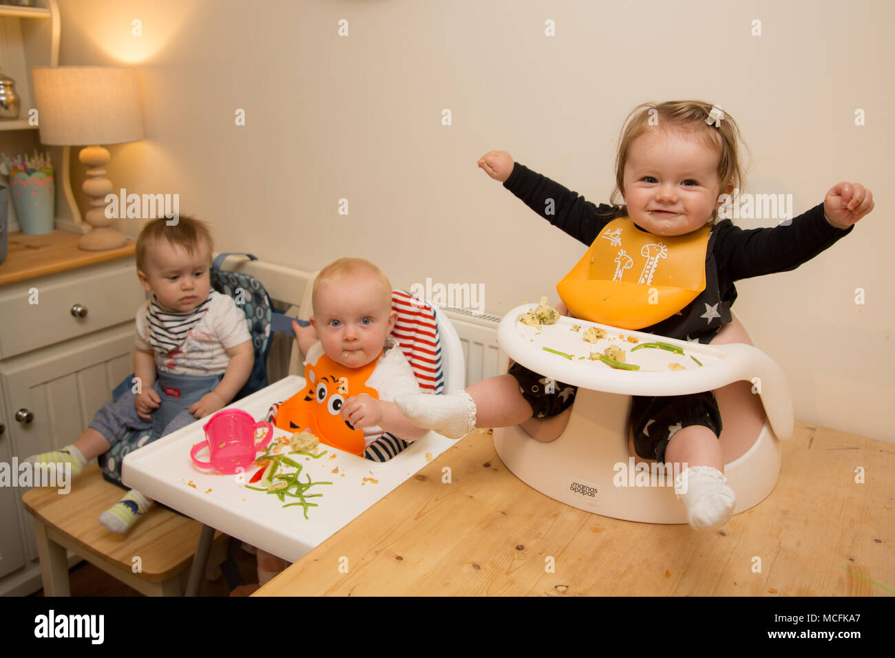 Kids sharing food classroom hi-res stock photography and images - Alamy