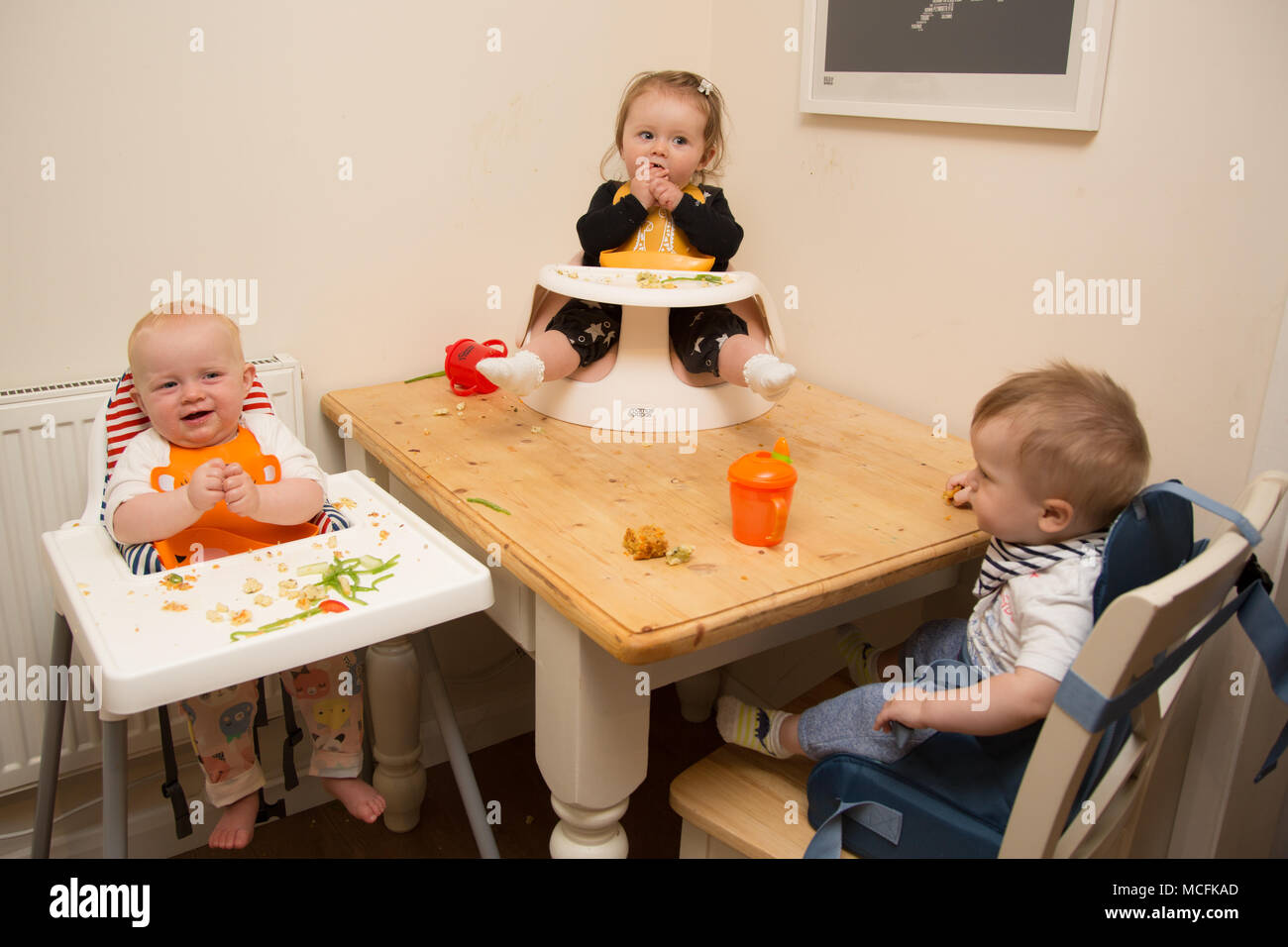 Kids sharing food classroom hi-res stock photography and images - Alamy