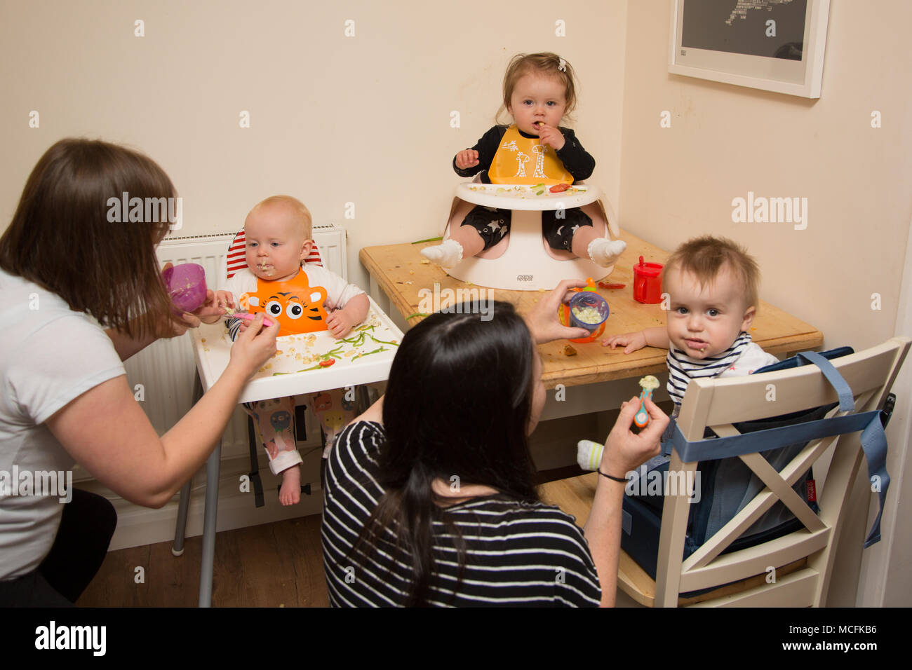 Kids sharing food classroom hi-res stock photography and images - Alamy