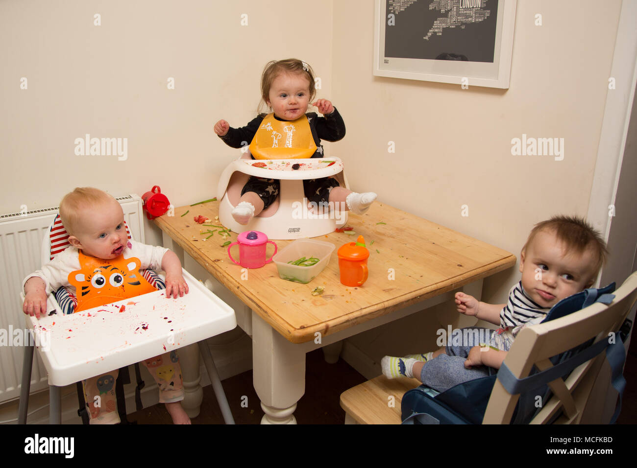 Kids sharing food classroom hi-res stock photography and images - Alamy