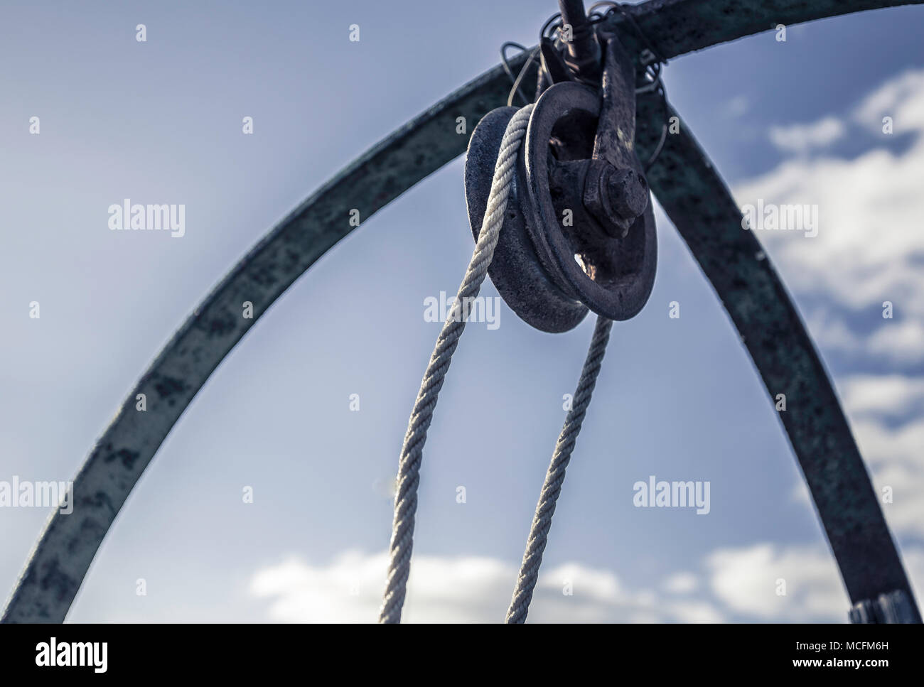 Well rope and pulley hi-res stock photography and images - Alamy