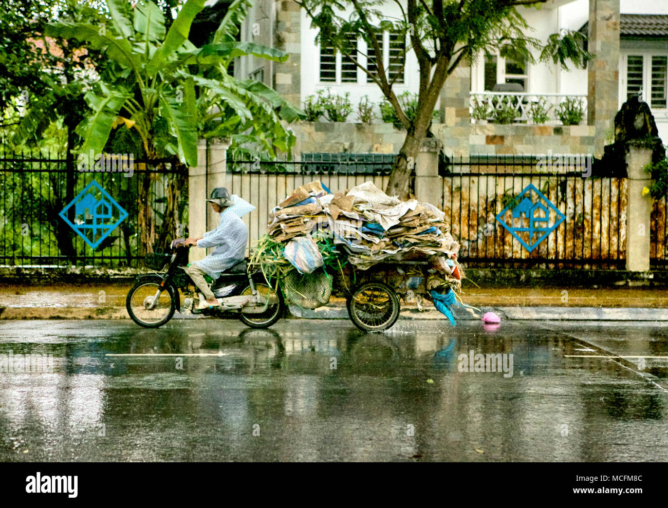 Ho Chi Minh City (Thành phố Hồ Chí Minh), formerly named Saigon (Sài ...
