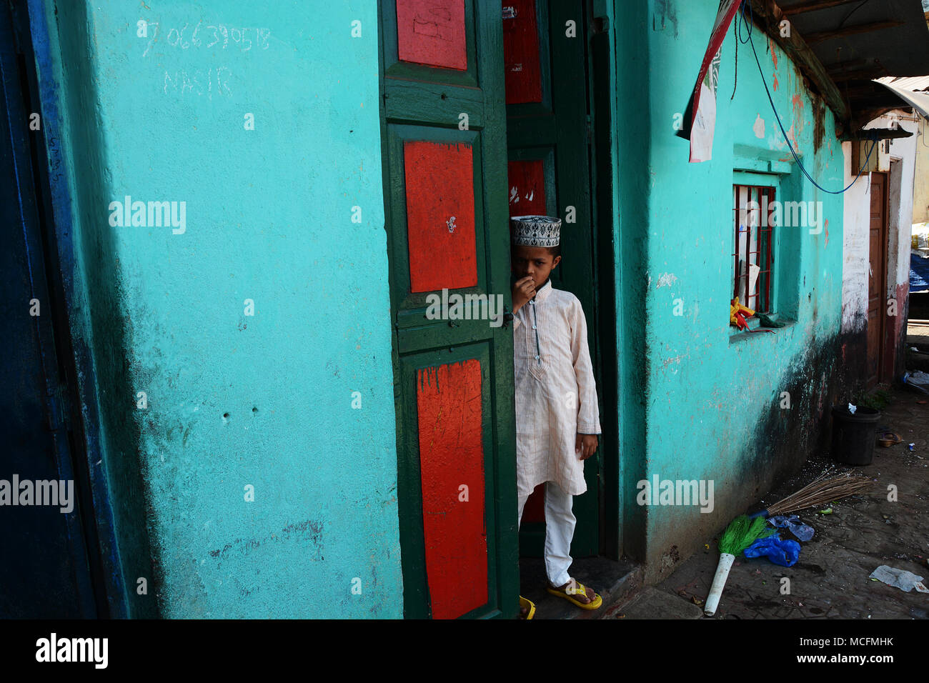 Indian slums mumbai india hi-res stock photography and images - Alamy
