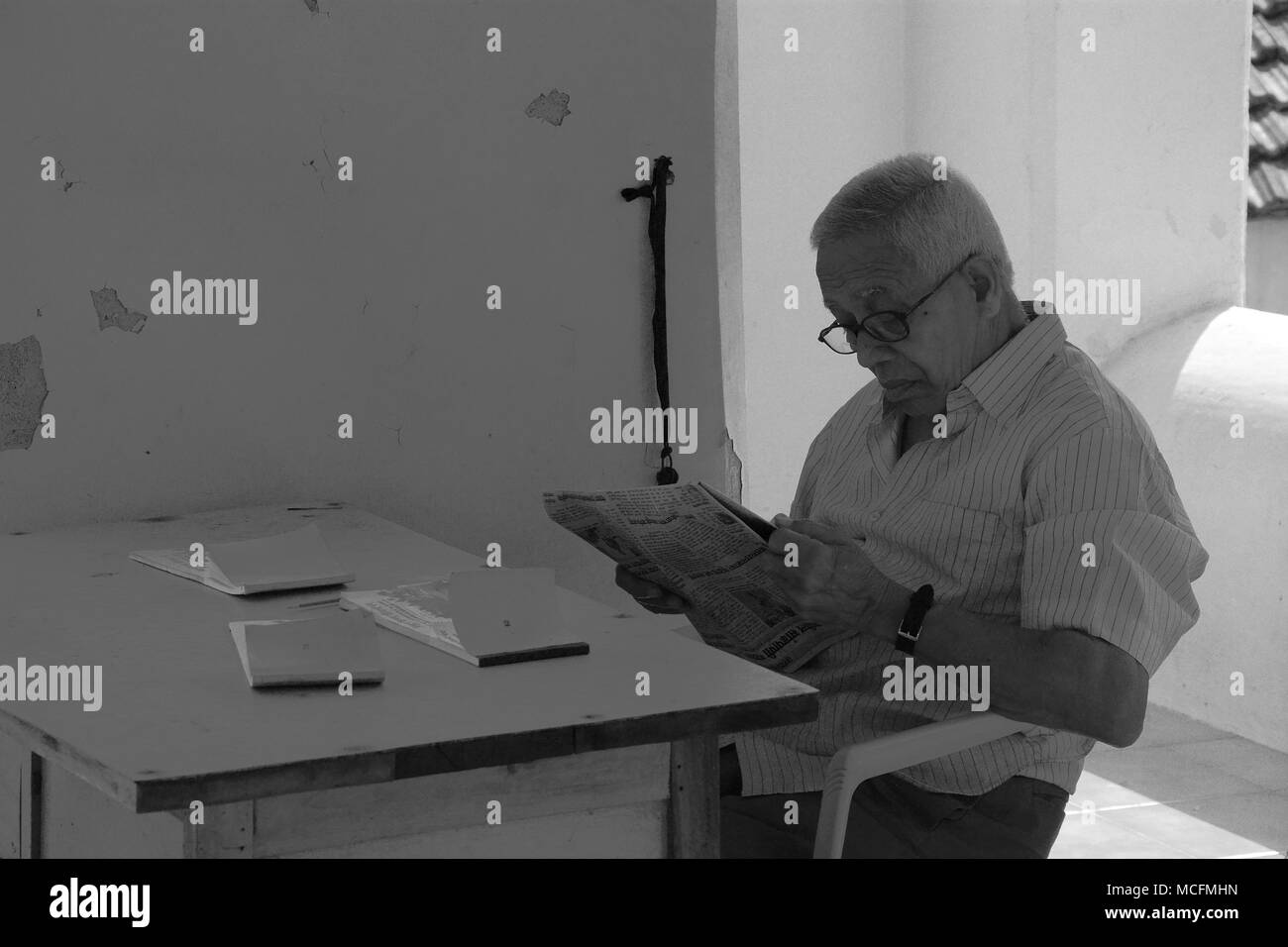 Indian man with newspaper hi-res stock photography and images - Alamy