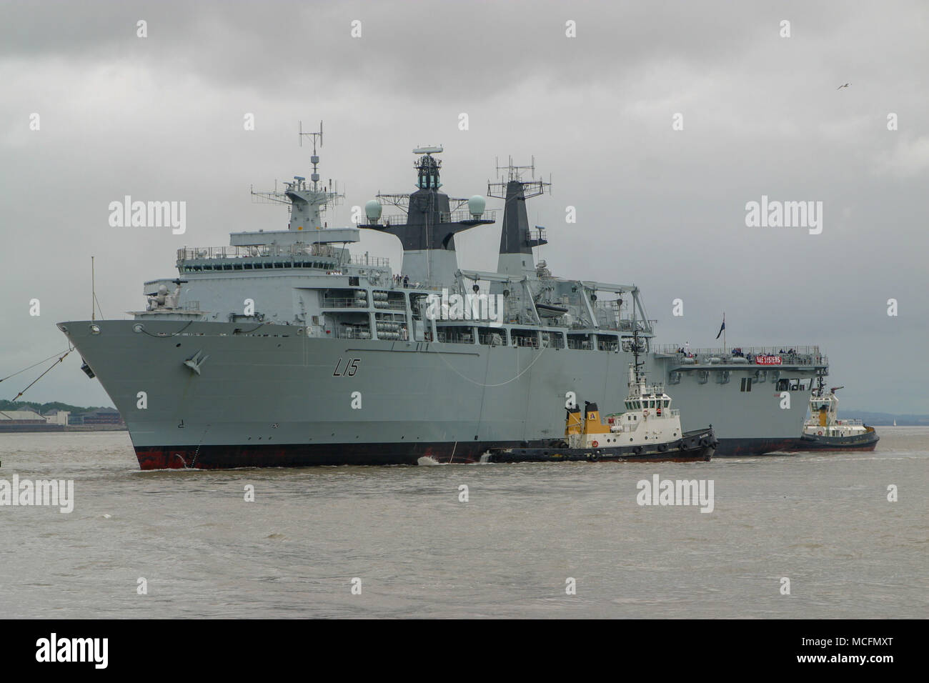 Royal navy assault ship hms bulwark hi-res stock photography and images ...
