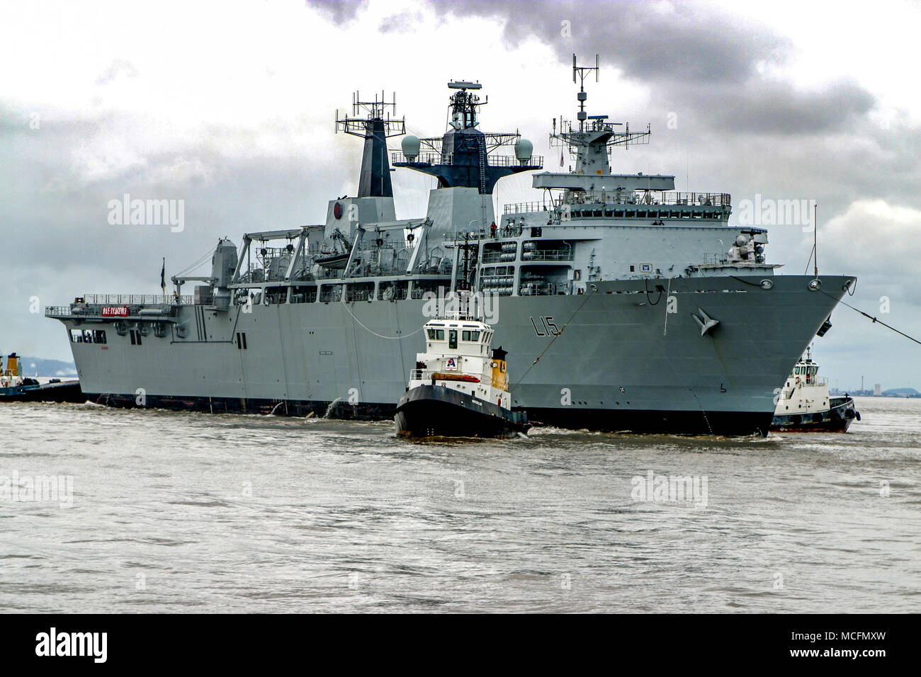 Royal navy assault ship hms bulwark hi-res stock photography and images ...