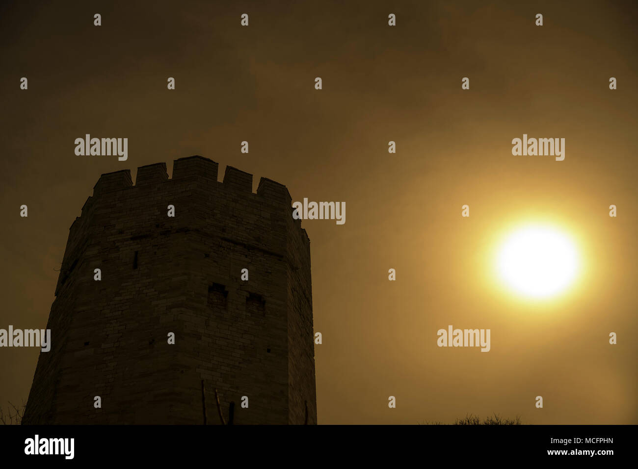 Castle silhouette hi-res stock photography and images - Alamy